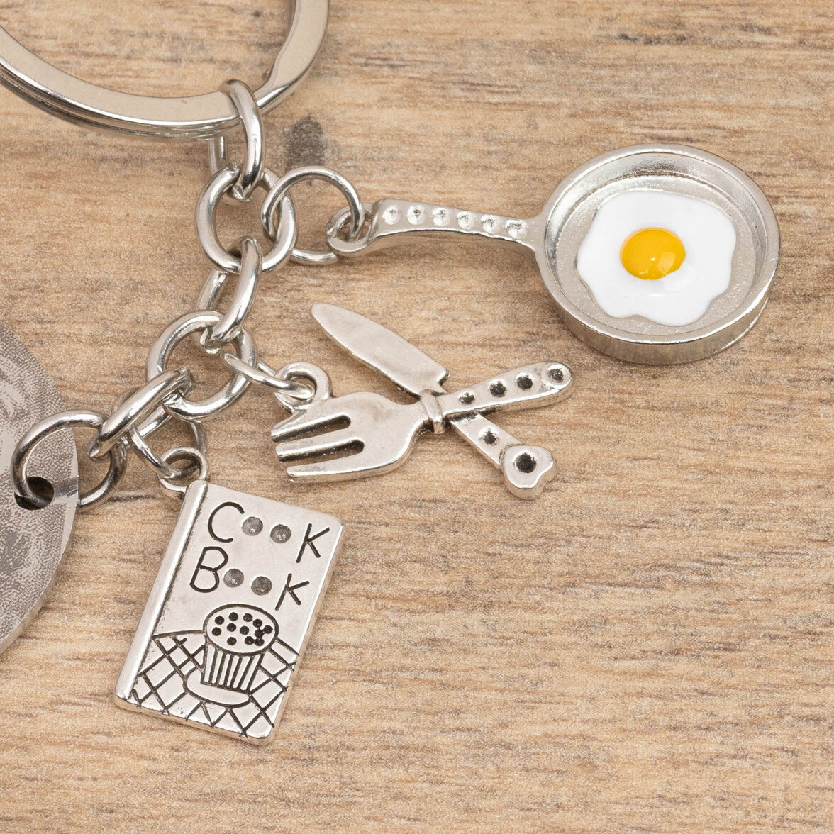 Engraved keyring with kitchen utensils | Wanapix